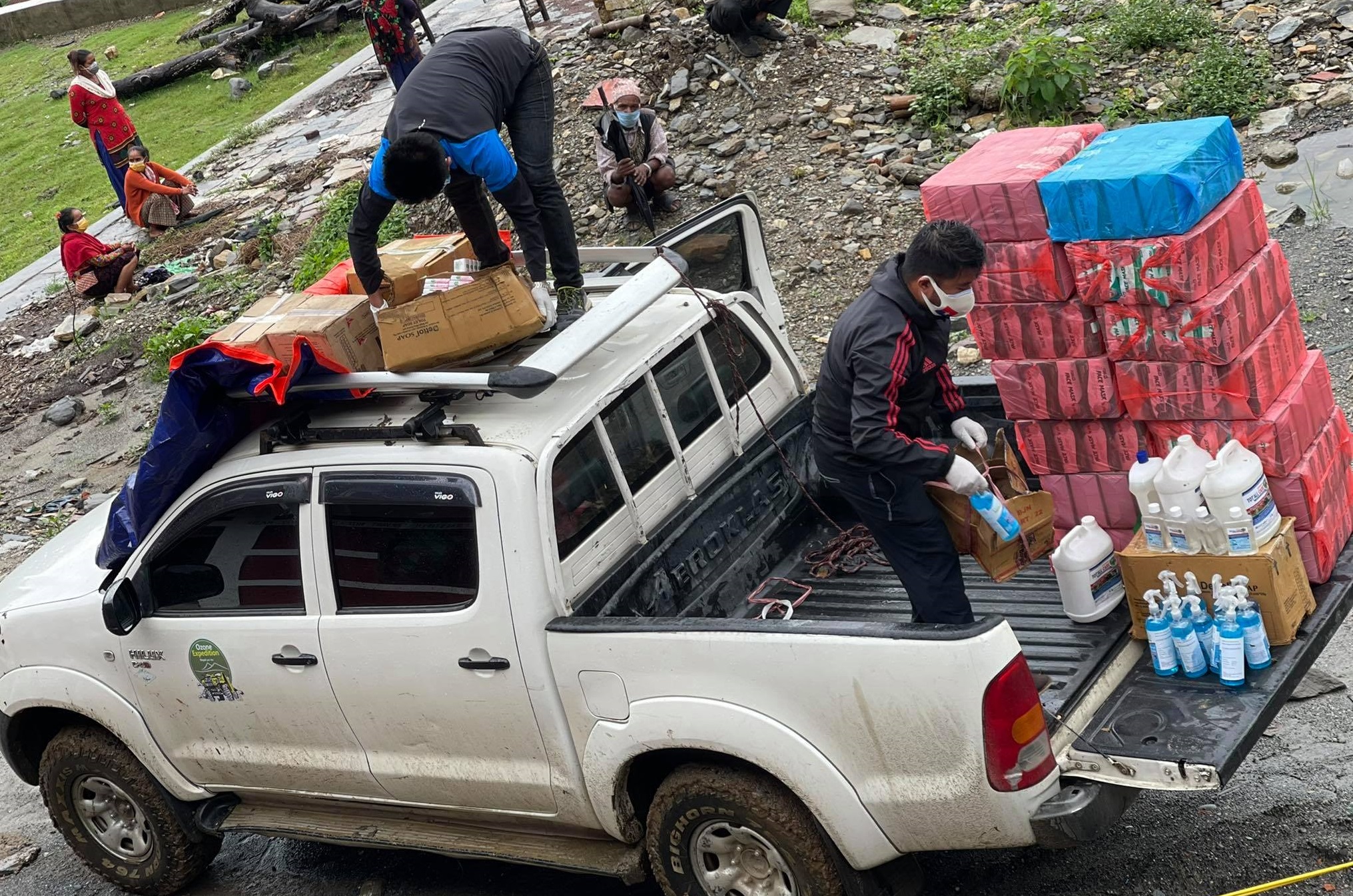 युवा संघका सचिव गुरुङ स्वास्थ्य सामाग्रीसहित संक्रमित बस्तीमा ...